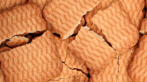 Reduction of the biscuit checking / cracking effect by microwave